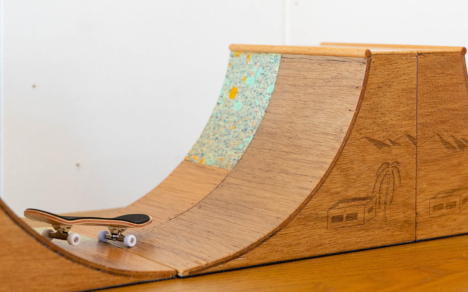 スケートブックスタンド (OGAWA YOHEI) - NOTEWORKS オンラインショップ